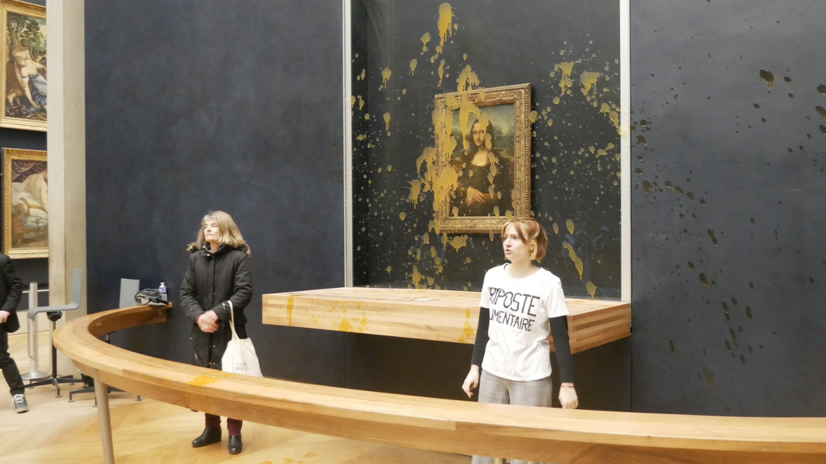 Aktivist wirft Suppe auf Gemälde von Mona Lisa | P55.ART Aktivist wirft Suppe auf Gemälde von Mona Lisa | P55.ART
