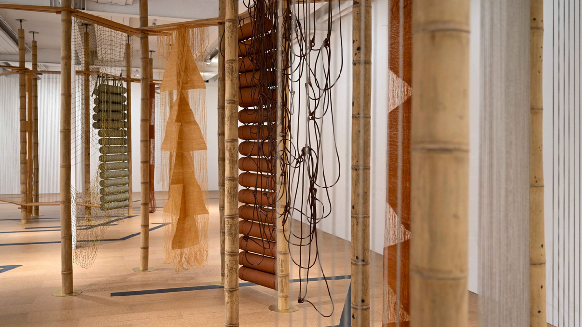 Exposição "the apparent length of a floor area" de Leonor Antunes | P55.ART